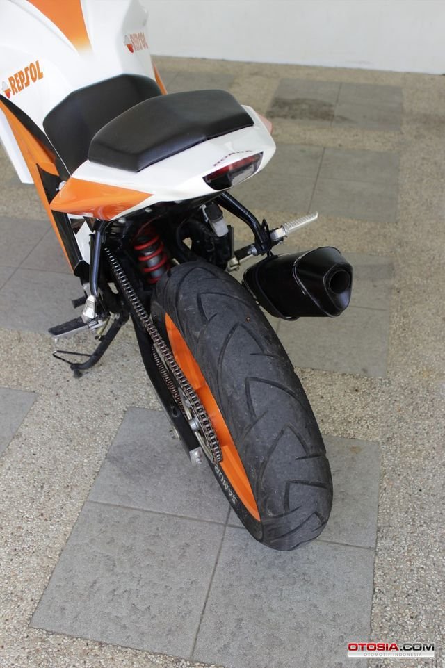 Ini dia Modif Honda CB150R jadi lebih kekar asal kota Malang! - MOTOBLAST