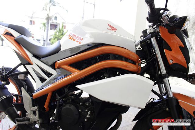 Ini dia Modif Honda CB150R jadi lebih kekar asal kota Malang! - MOTOBLAST
