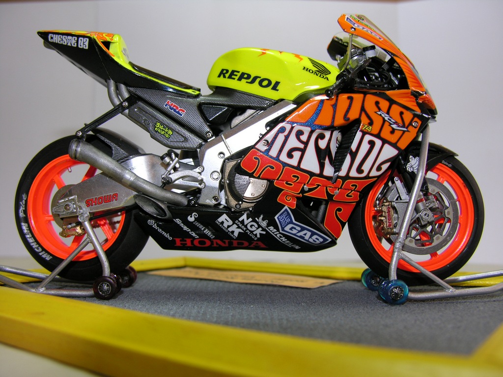 Wediaann!! Yamaha R15 versi Rossi Repsol Motogp ini Kereng Binggoooo ...
