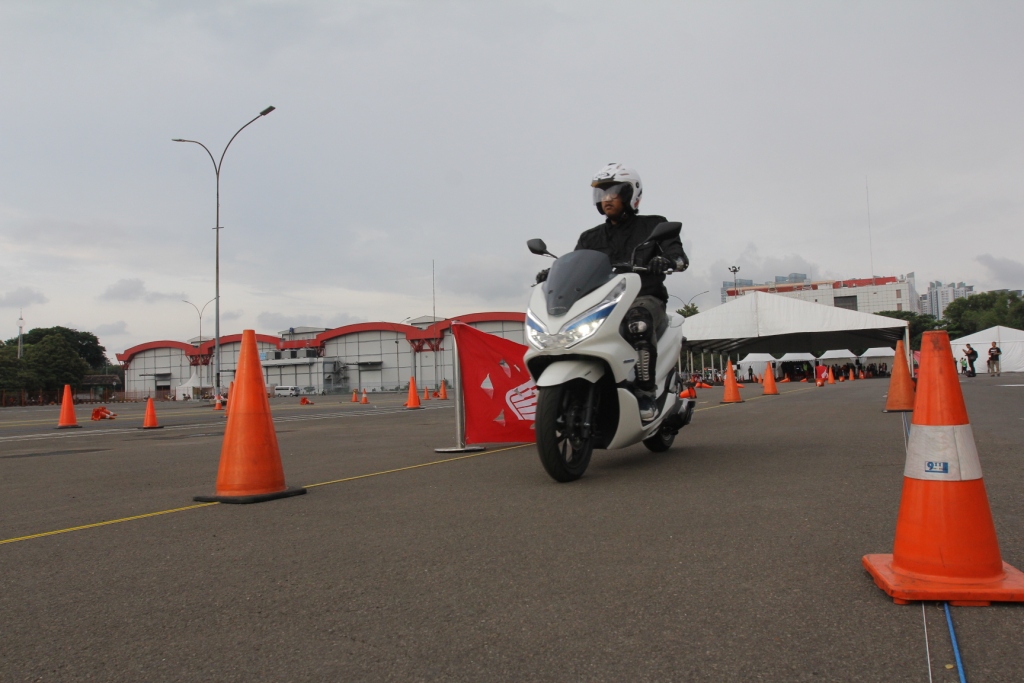 Hadirkan Tren Masa Depan, AHM Luncurkan Honda PCX Electric - MOTOBLAST