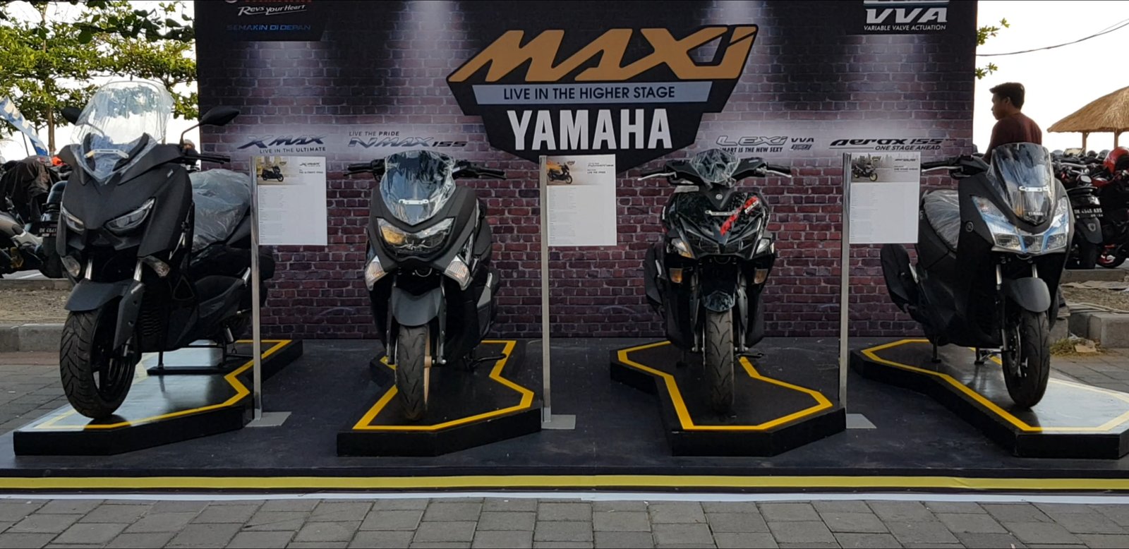 Modifikasi striping Honda ADV 150 Putih ABS livery Ferrari - MOTOBLAST