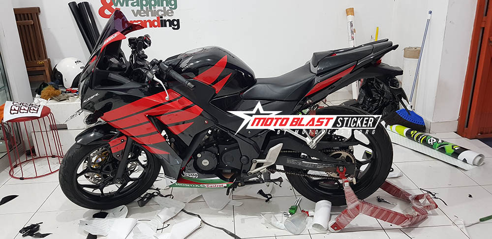 Keren banget!! Begini modif striping ala WSBK di CBR150R Lokal - MOTOBLAST