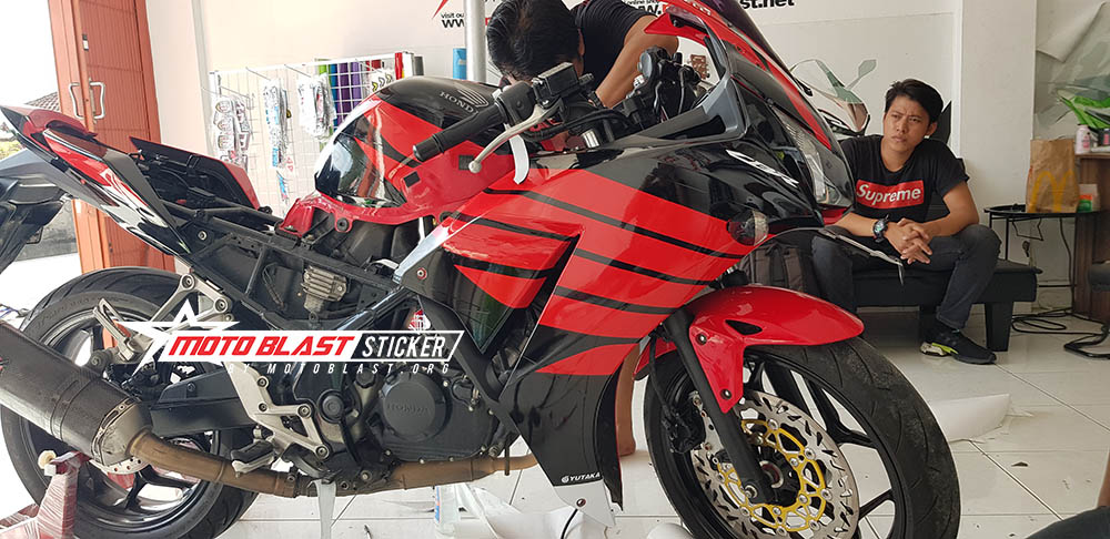 Keren banget!! Begini modif striping ala WSBK di CBR150R Lokal - MOTOBLAST