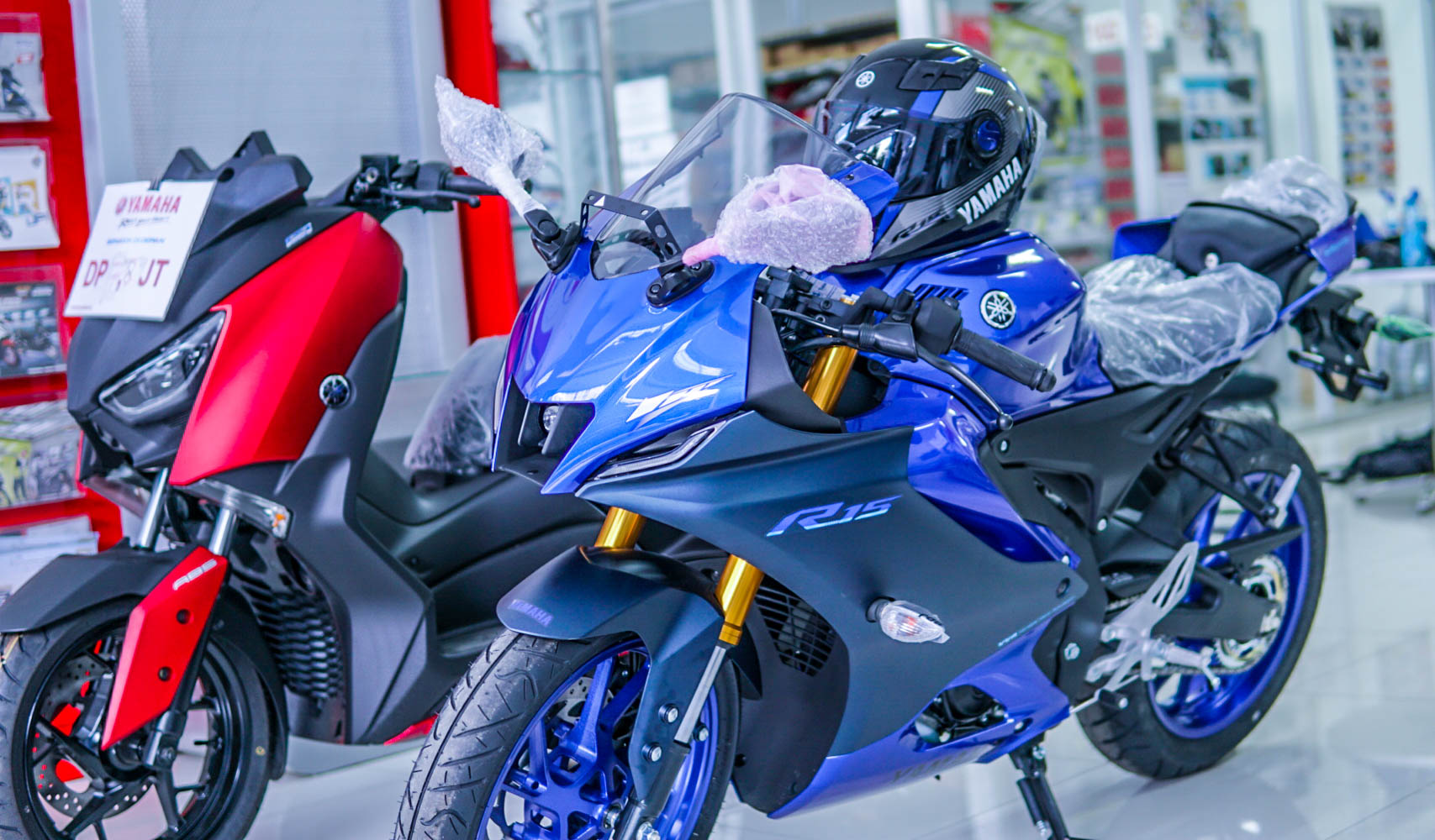 Helm Hadiah setiap beli Yamaha R15 V4 Keren banget yah?!! - MOTOBLAST