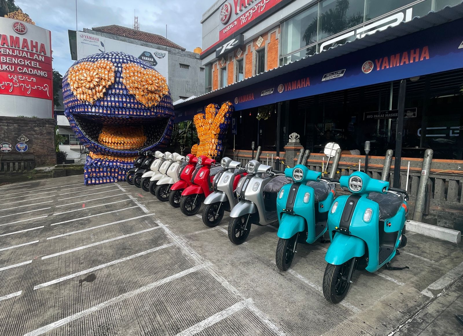 Fazzio Hybrid dan botol oli penuhi parkiran Yamaha Flagshipshop Bali ...