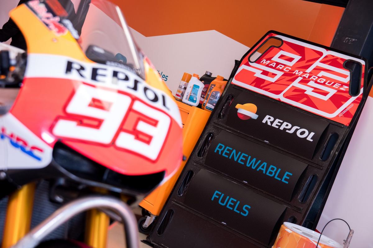 Marquez test Bahan Bakar Terbarukan dari Repsol - apa bedanya? - MOTOBLAST