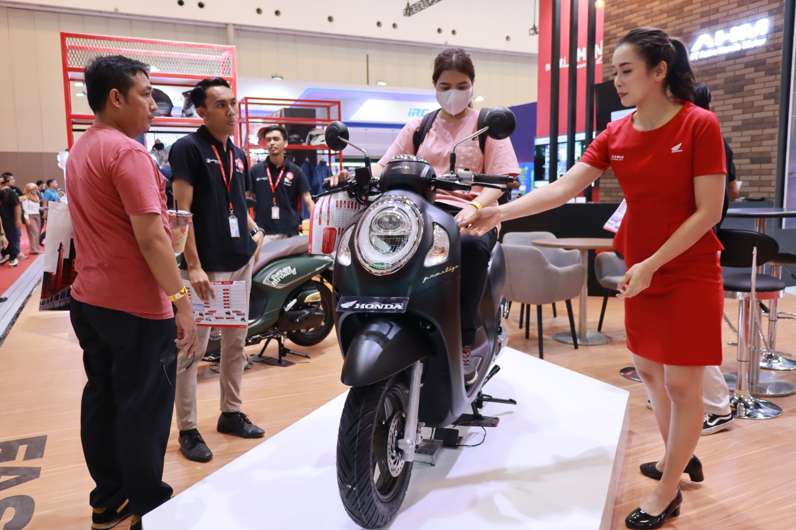 Model Terbaru Honda Scoopy Jadi Favorit Pengunjung IMOS+ 2023 - MOTOBLAST