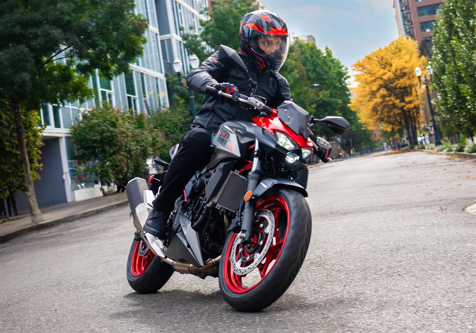 Kawasaki Z500 MY 2024 Spesifikasi dan Foto Gallery - MOTOBLAST