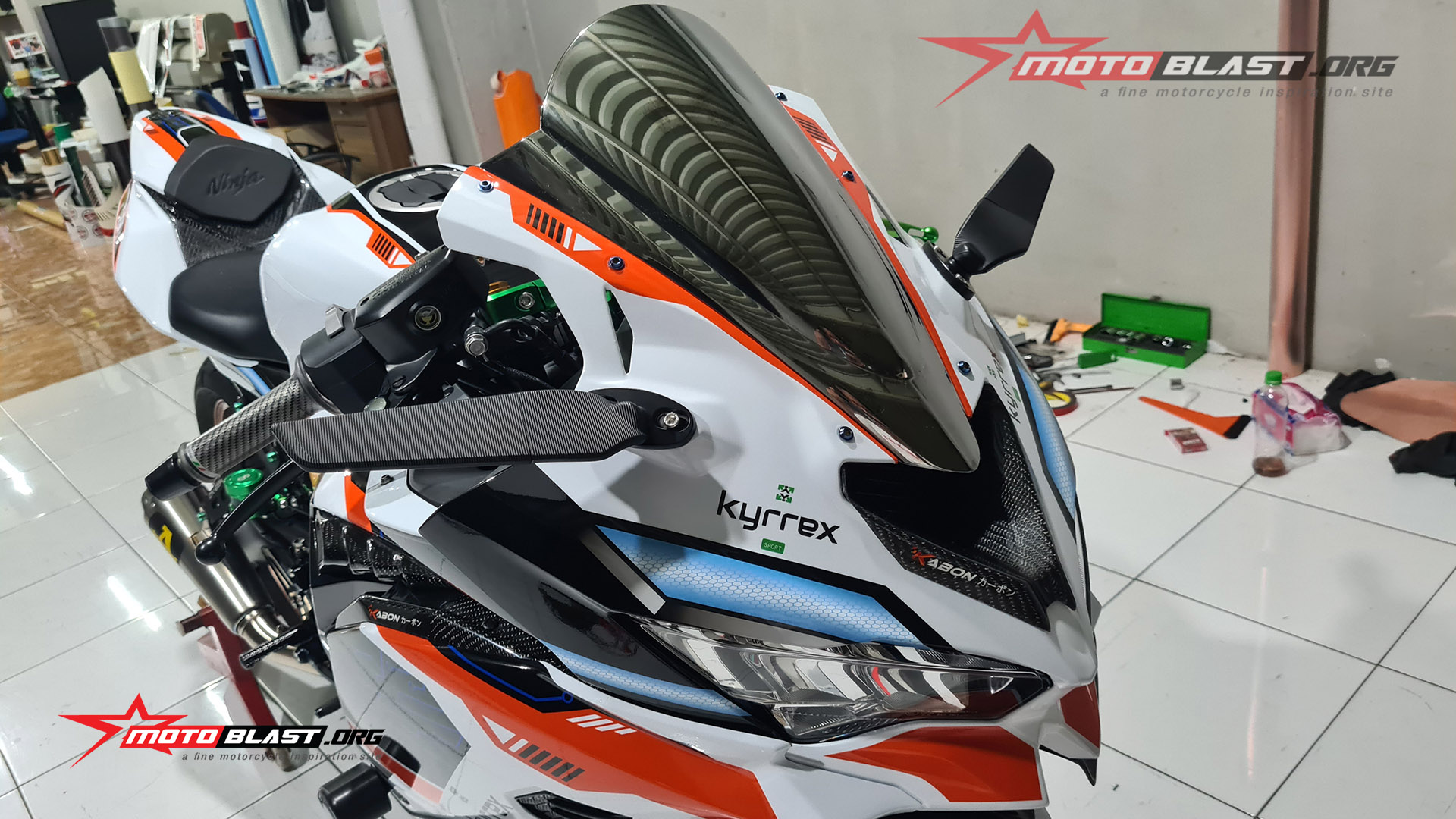 Video hasil Full wrapp stiker Ninja ZX25R tema Helm Shark D-Skwal 2 ...