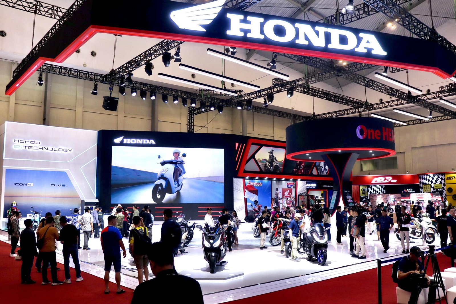 Honda ICON e: dan CUV e: Meriahkan Booth AHM di IMOS 2024 - MOTOBLAST