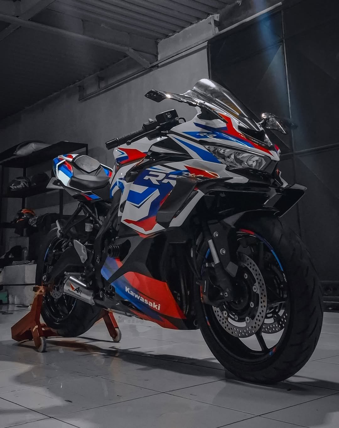 Kawasaki ZX-4RR Tricolor BMW – Hasil Pemasangan Decal Motoblast - MOTOBLAST